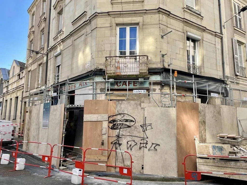 « Ça parle du passé » : Christine restaure les vieilles enseignes à la ...