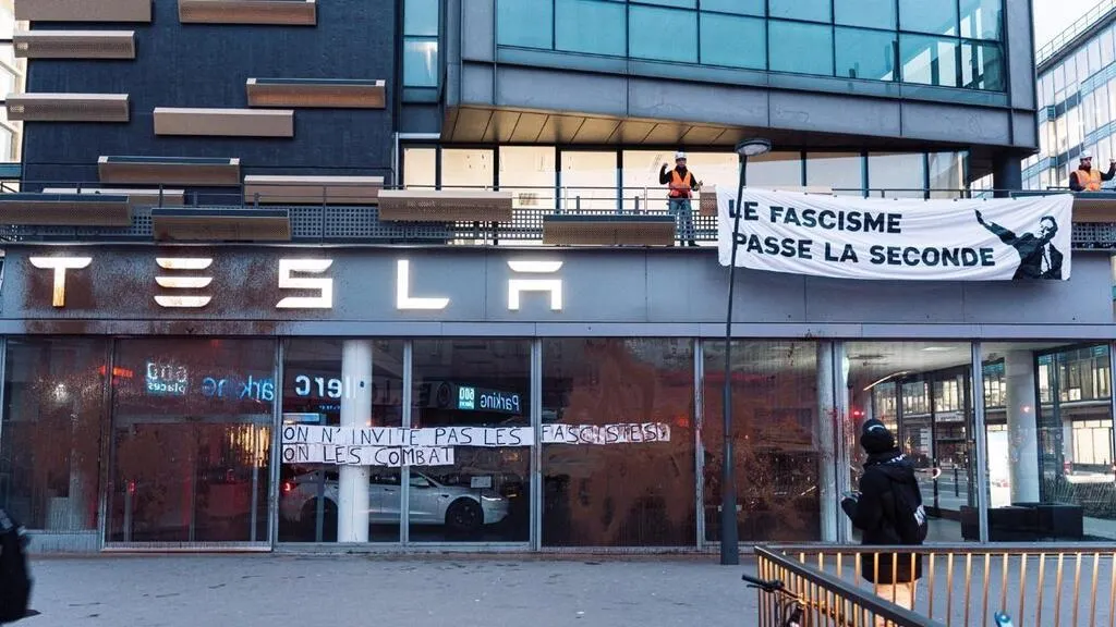 Le siège français de Tesla recouvert d’un liquide brun par des ...