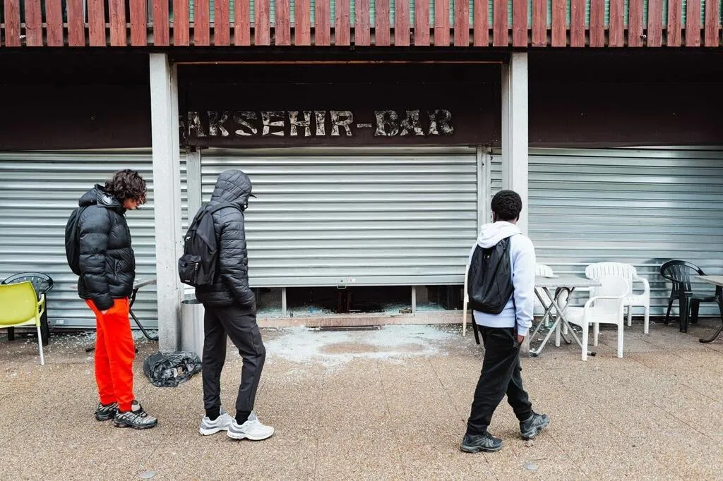 Attaque à la grenade dans un bar de Grenoble, un homme en fuite : « On ...