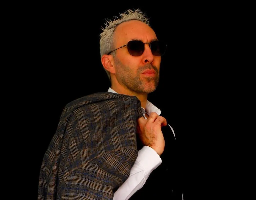 Le chanteur Lyrix Lost Hours sort une chanson pour la Saint-Valentin ...