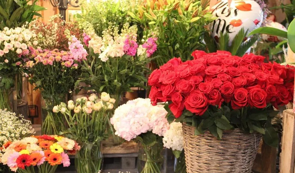 « La rose rouge reste indétrônable » : quels cadeaux offrent-ils à la ...