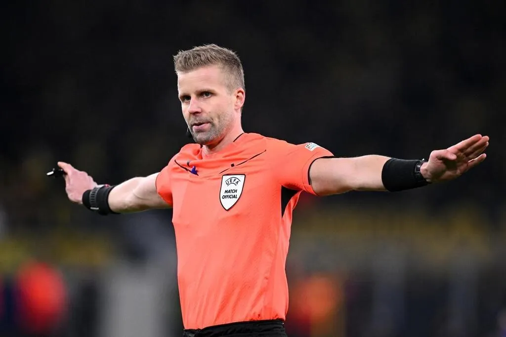 Benfica - Monaco. L’arbitre suédois Glenn Nyberg au sifflet du barrage ...