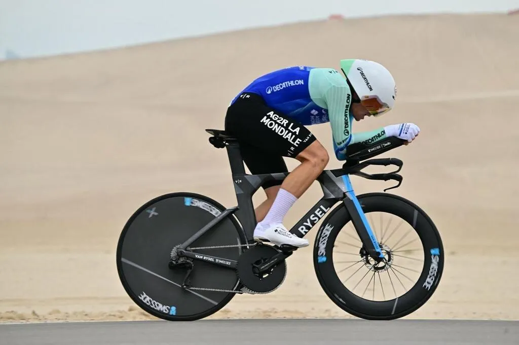 VIDÉO. Un coureur d’AG2R débarque sur un contre-la-montre… sans son ...