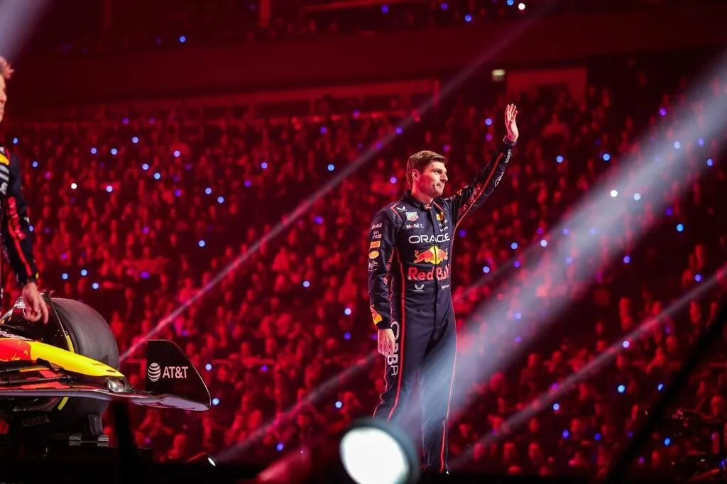 Formule 1. Max Verstappen hué à l’événement « F1 75 Live » lançant la ...