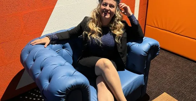 Pin-up et maître de cérémonie funéraire, elle incite les femmes au ...