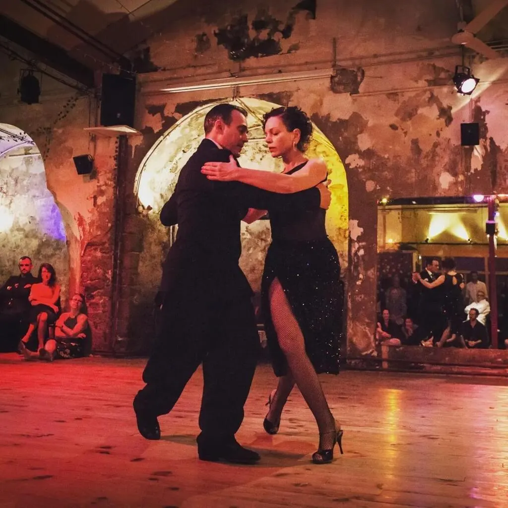 « Le tango, c’est infini » : ces danseurs font bouger Angers sur quelques pas de tango - Angers ...