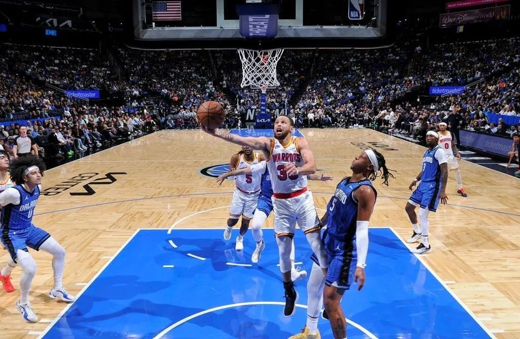 56 points pour Curry, LeBron James égale aussi… Ce qu’il faut retenir ...