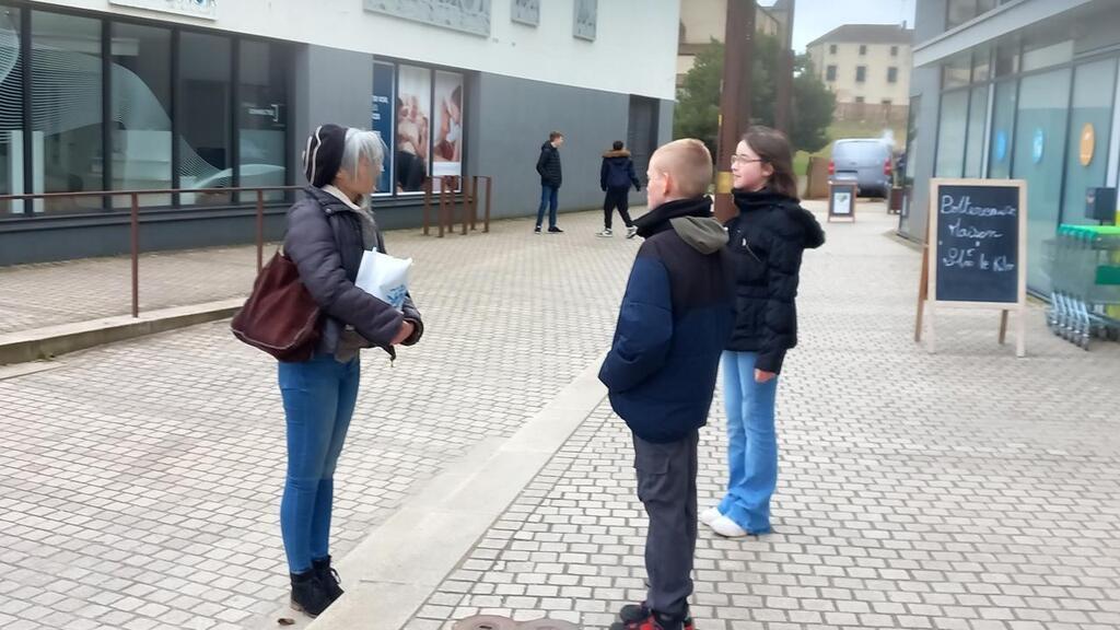 « Ça m’a émue » : dans la rue, ces collégiens des Herbiers déclament ... « Ça m’a émue » : dans la rue, ces collégiens des Herbiers déclament ...