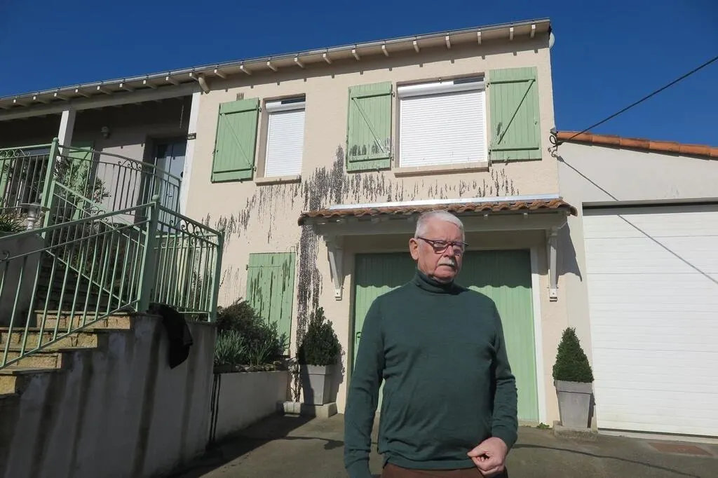 « Ça fait mal » : la maison d’un élu du Maine-et-Loire recouverte d ...