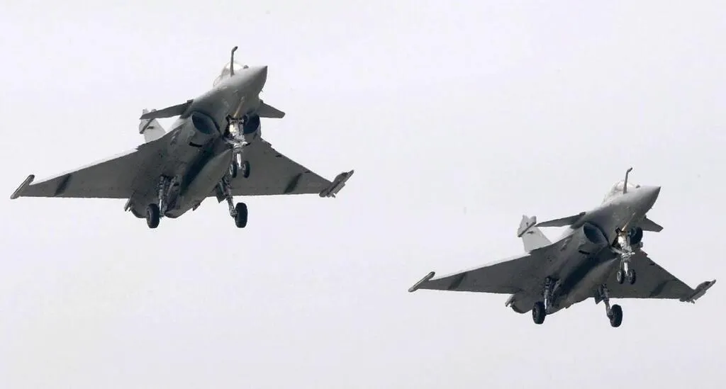 Pourquoi la France envoie-t-elle ses avions Rafale pour le lancement de ...