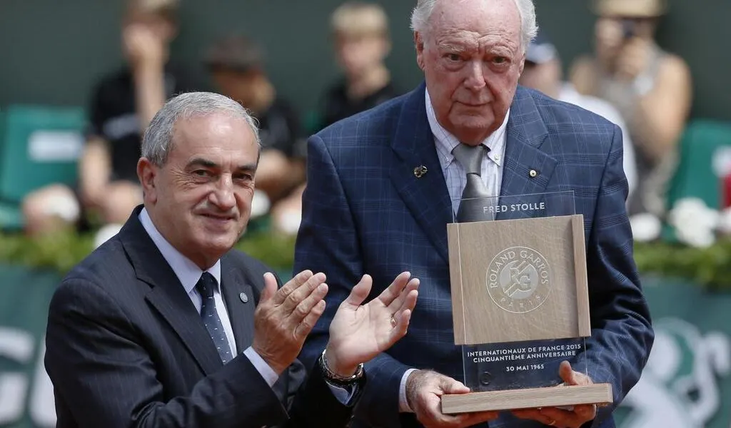 Tennis. L’Australien Fred Stolle, vainqueur de Roland Garros en 1965 ...