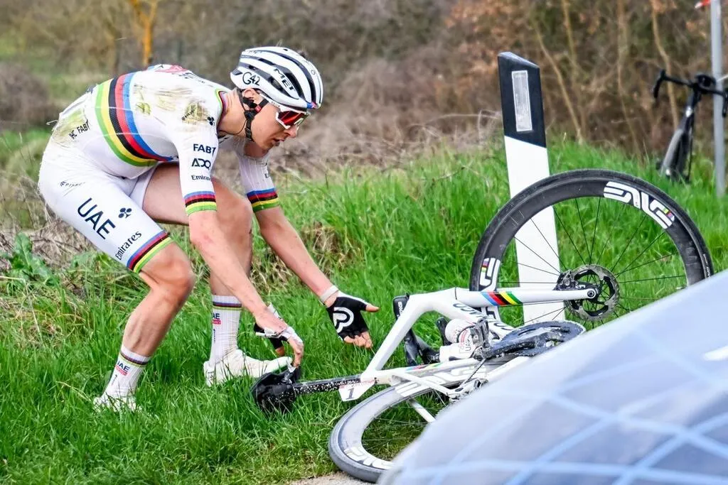 VIDÉO. Tadej Pogacar chute lourdement et termine dans le fossé sur les Strade Bianche . Sport ...