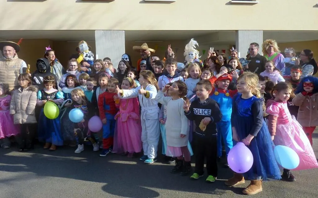 Le Vivier-sur-Mer. Les écoliers défilent pour le carnaval de Mardi gras ...