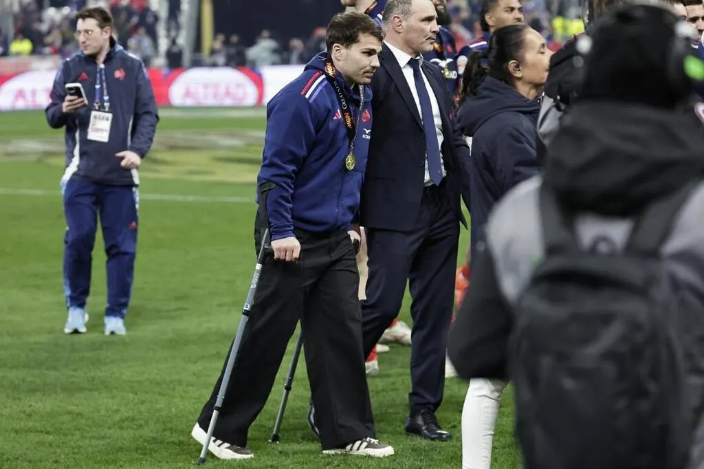 6 Nations. Antoine Dupont médaillé sans jouer : l’exception du XV de ...