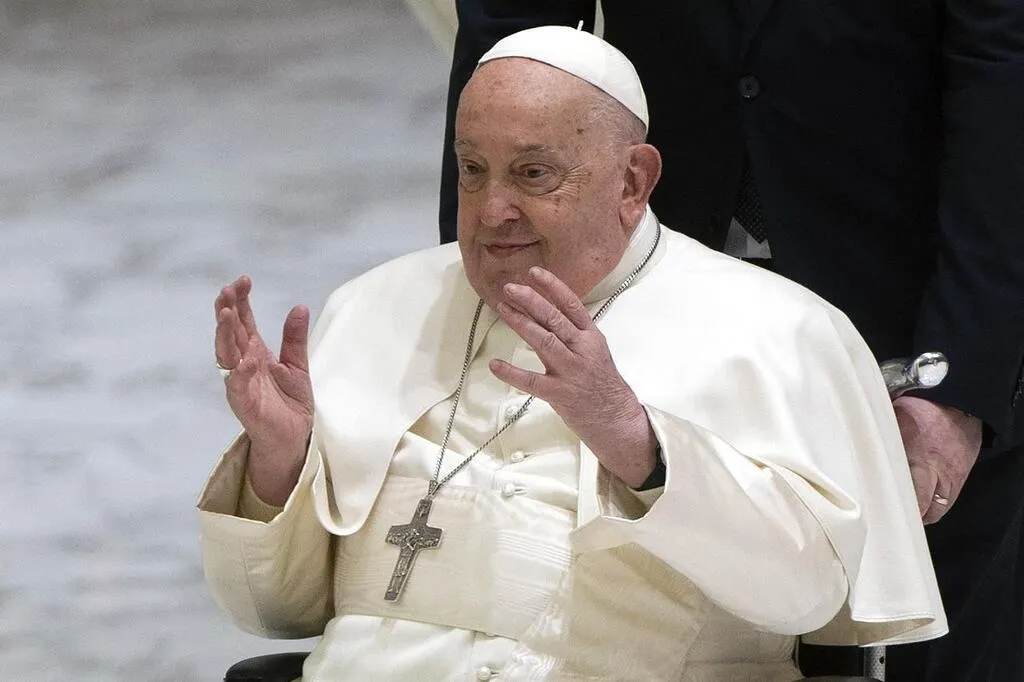 Le pape François fera dimanche sa première apparition publique depuis ...