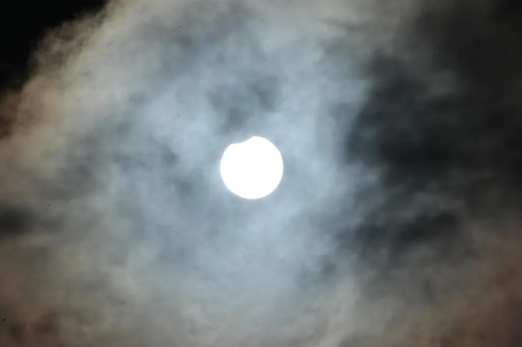 EN IMAGES. Éclipse solaire partielle : retour sur la rencontre du ...