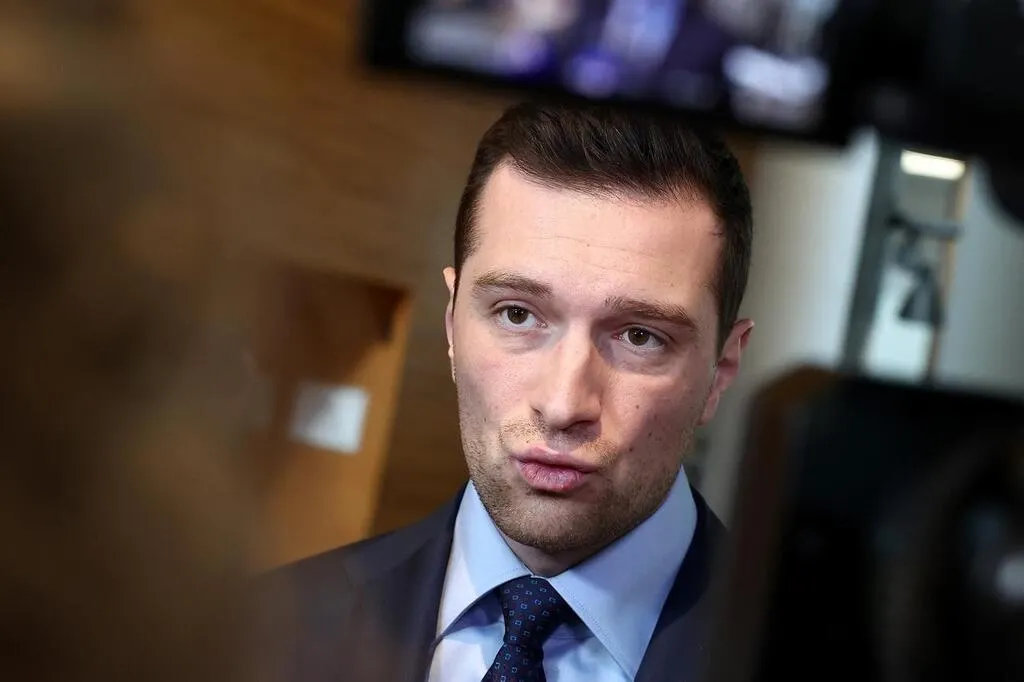 Jordan Bardella réaffirme sa « loyauté totale » à Marine Le Pen après ...