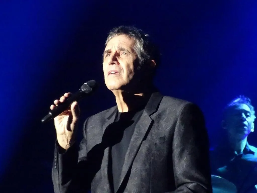 Julien Clerc dévoile « Les Parvis », titre hommage à l’enseignante tuée ...