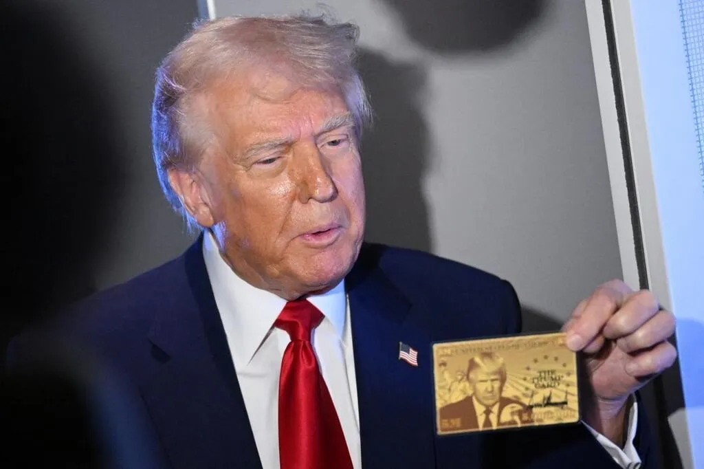 Donald Trump dévoile la « gold card » à son effigie, un permis de ...