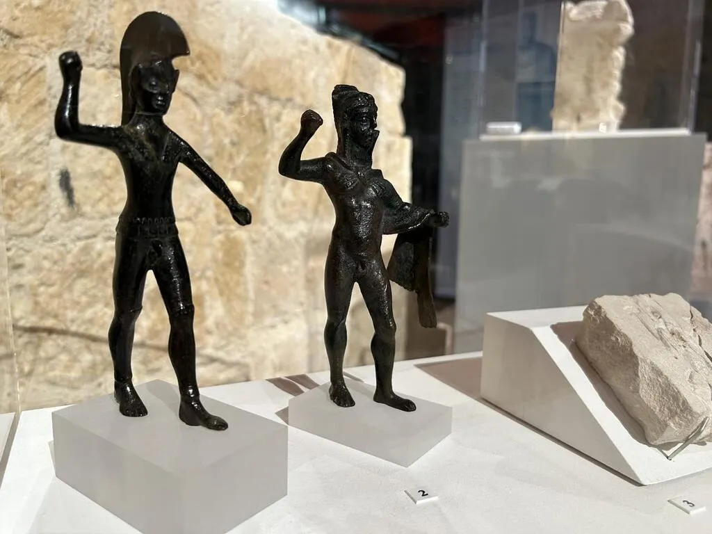 Au château de Caen, l’exposition Par tous les dieux ! fait dialoguer ...