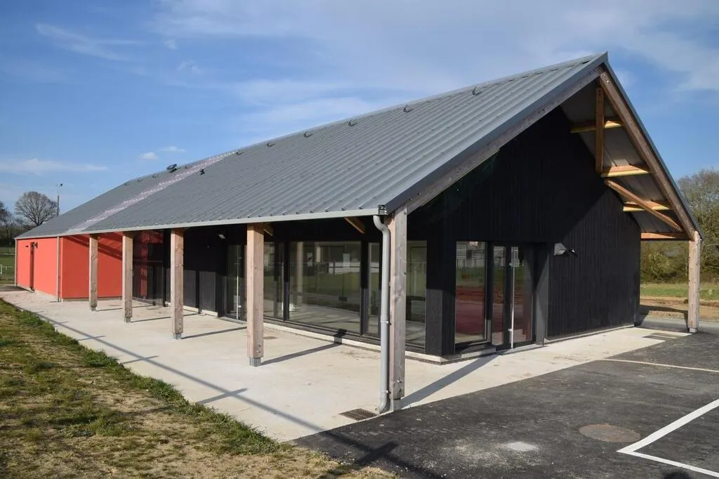 Mairie, espace associatif et vestiaires du stade : une triple ...