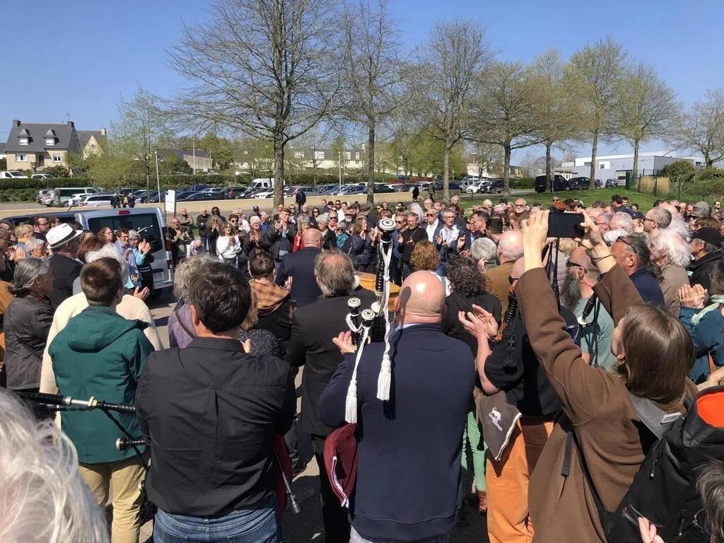 « Un mec bien, tout simplement » : près de 1 000 personnes pour l ...