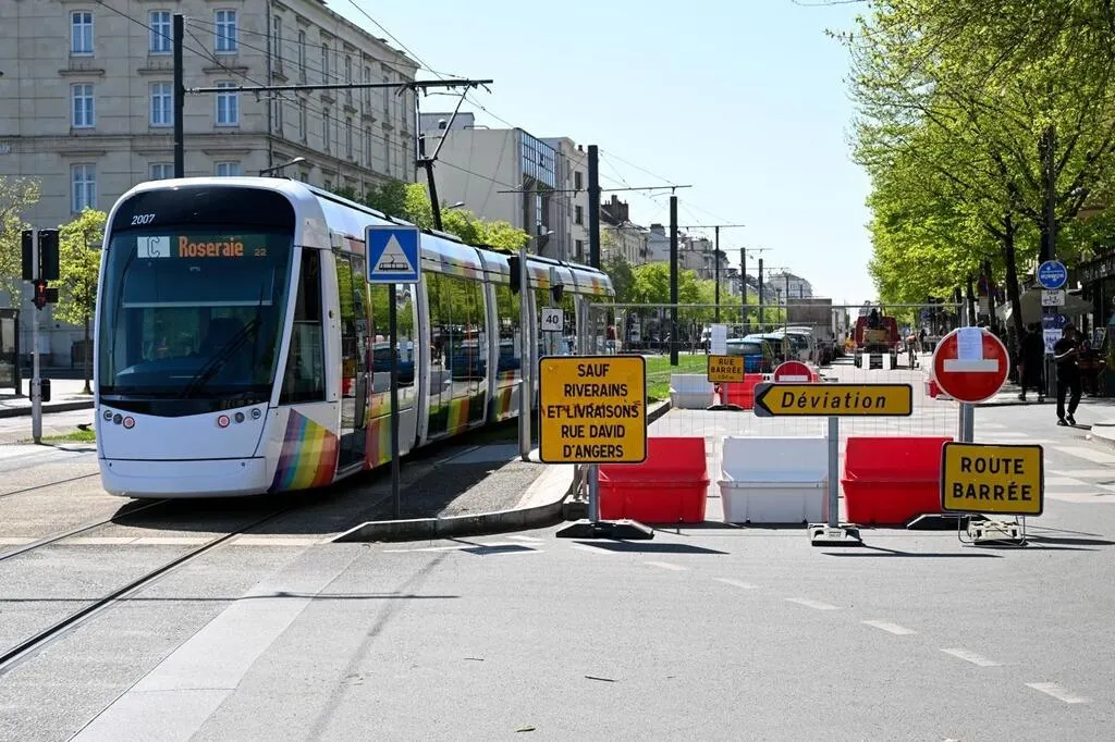 Pourquoi le tramway va-t-il rouler sur du caoutchouc dans un virage du ...