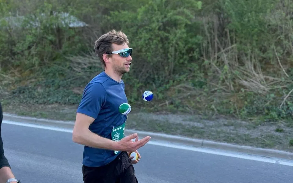 « Une bonne anecdote de soirée » : ce prof de sport bat le record du monde du marathon… en - Les ...