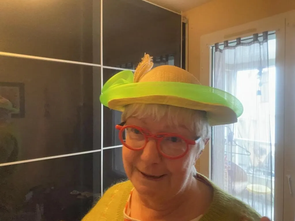 Jamais sans son chapeau ! Cette Bretonne collectionne les couvre-chefs ...