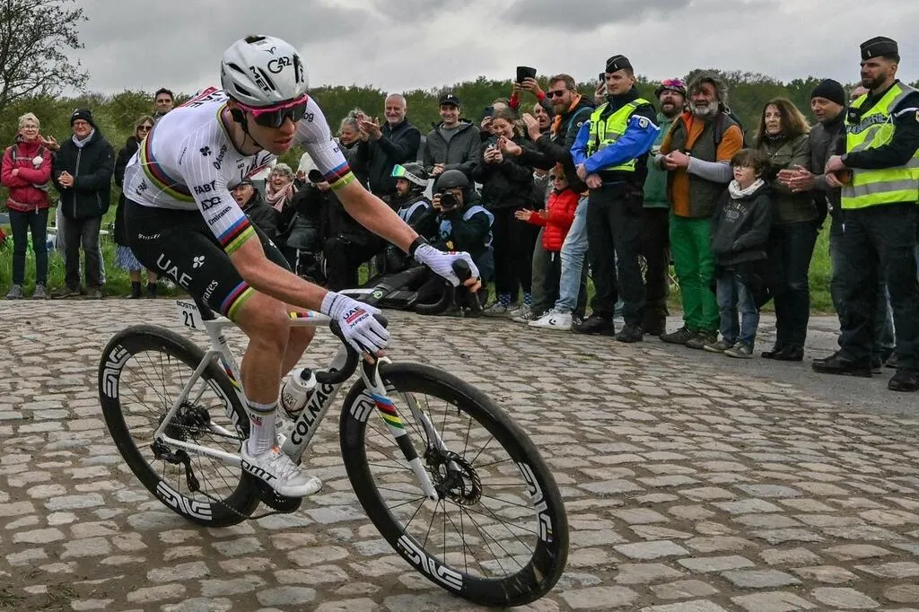 VIDÉO. Paris - Roubaix : Tadej Pogacar part à la faute, chute, et ...