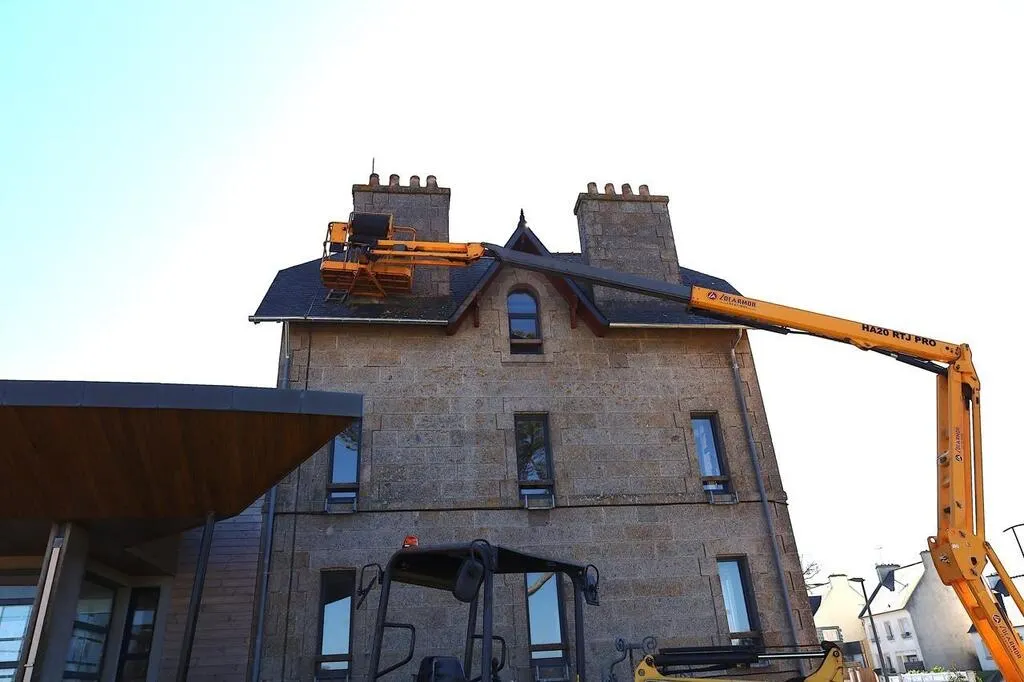 Un nouveau paratonnerre sur le toit de la mairie de Lampaul-Plouarzel ...