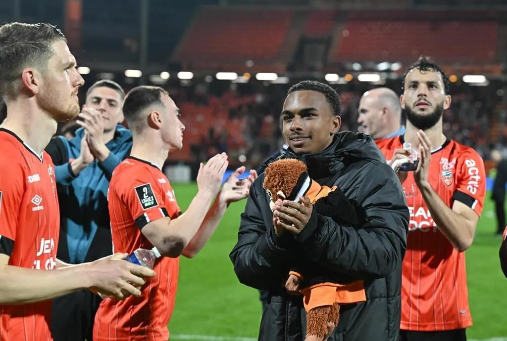 FC Lorient. Eli Junior Kroupi élu joueur du mois de mars de Ligue 2 ...