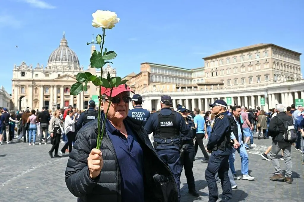 EN IMAGES. Mort du pape François : les hommages affluent à travers le ...