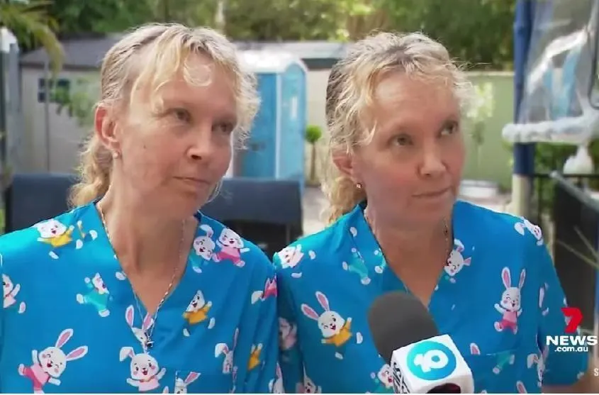 Ces sœurs jumelles ont la faculté de dire la même chose exactement en ...