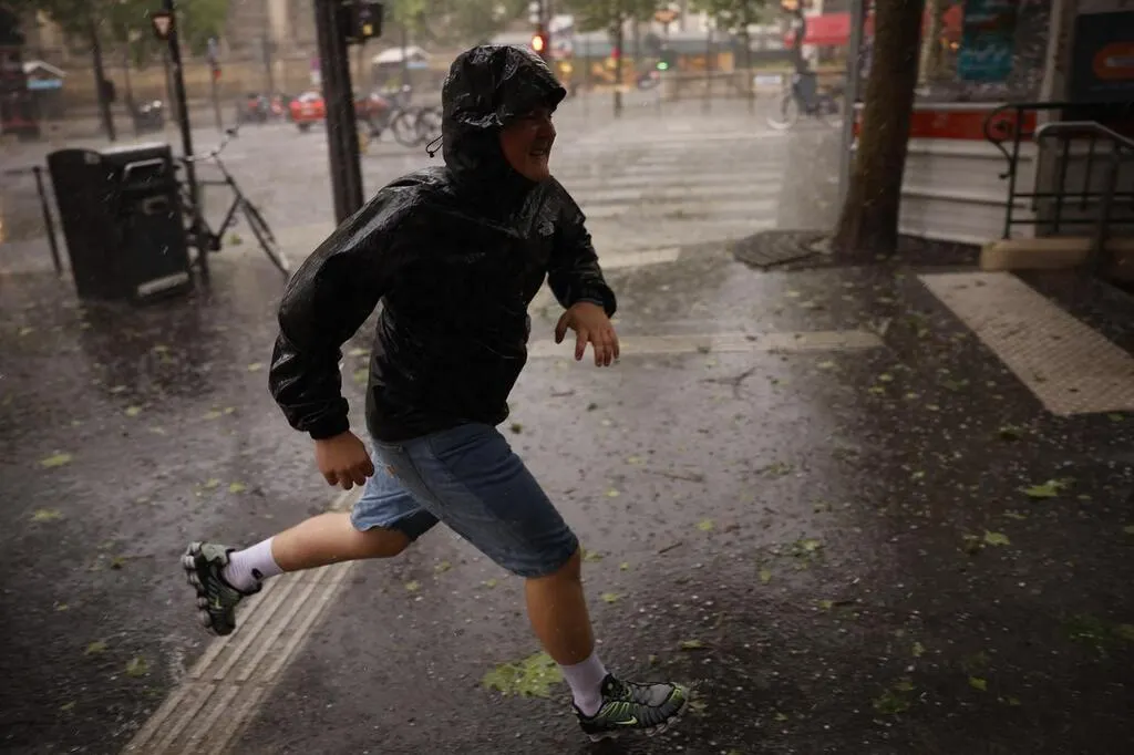 EN IMAGES. Un impressionnant orage de grêle s’abat sur Paris - Roubaix ...