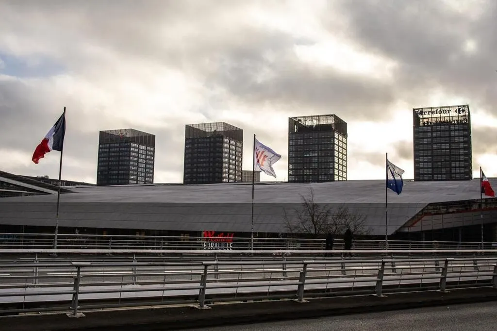 Fumée noire à Lille après un incendie au sommet d’une tour d’Euralille ...