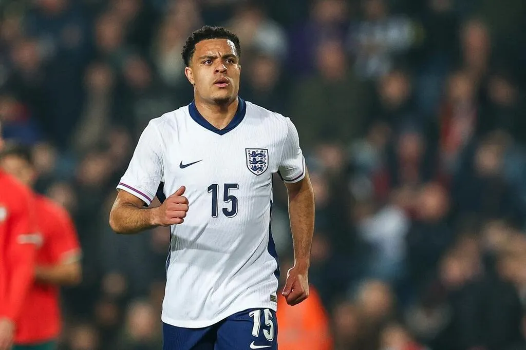 Mercato OM. Accord trouvé entre le prometteur CJ Egan-Riley et le club phocéen . Sport - La ...