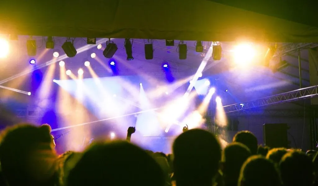 D’où vient le pogo, cette danse qui rend fous les fans de metal du ...