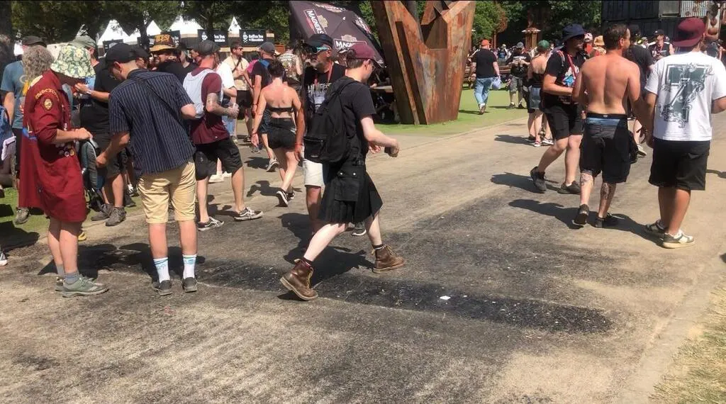 Au Hellfest, ces petits bouts de bitume qui collent aux chaussures sous l’effet de la chaleur ...