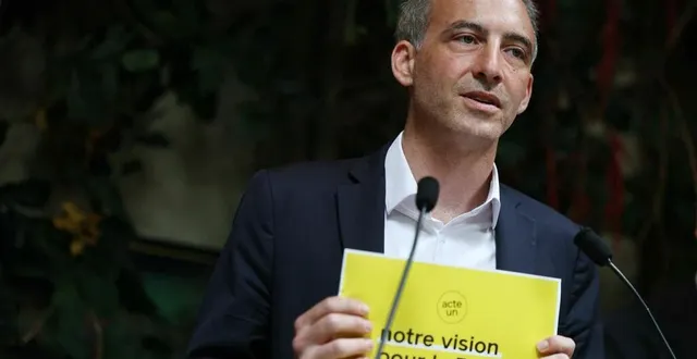 Raphaël Glucksmann prépare ses habits de candidat en esquissant un ...