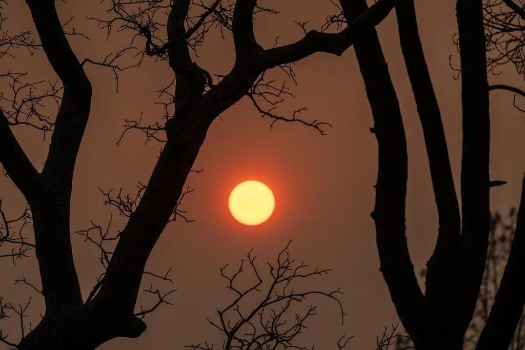 Mais au fait, pourquoi le soleil change-t-il de couleur quand il se ... Mais au fait, pourquoi le soleil change-t-il de couleur quand il se ...