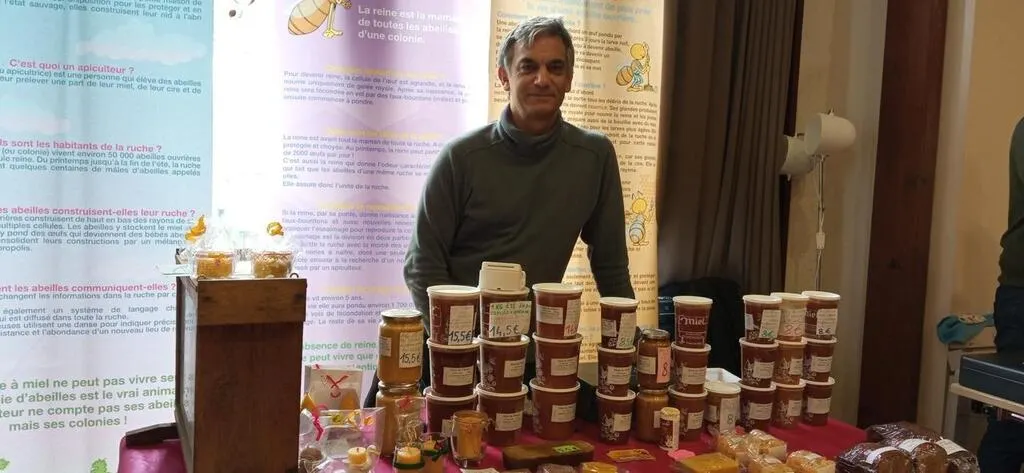 Julien David récolte son miel grâce à ses ruches installées à Orvault ...