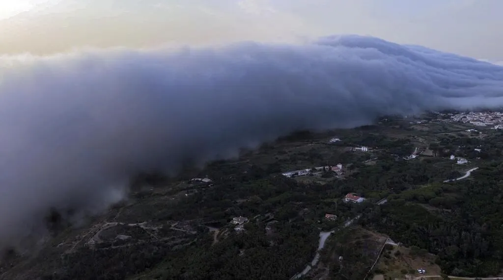 « On aurait dit un tsunami » : un nuage rarissime surprend le Portugal ...