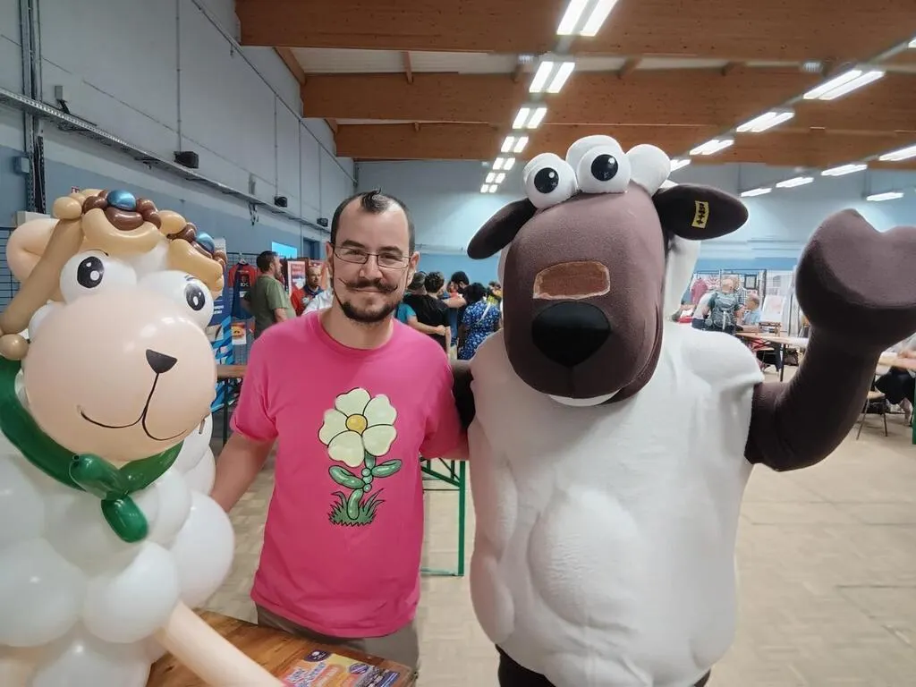 Il réalise des sculptures de plusieurs mètres de haut… en ballons ...