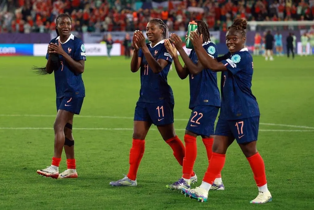 Euro féminin 2025. Uno, belote, fléchettes… Comment s’occupent les ...