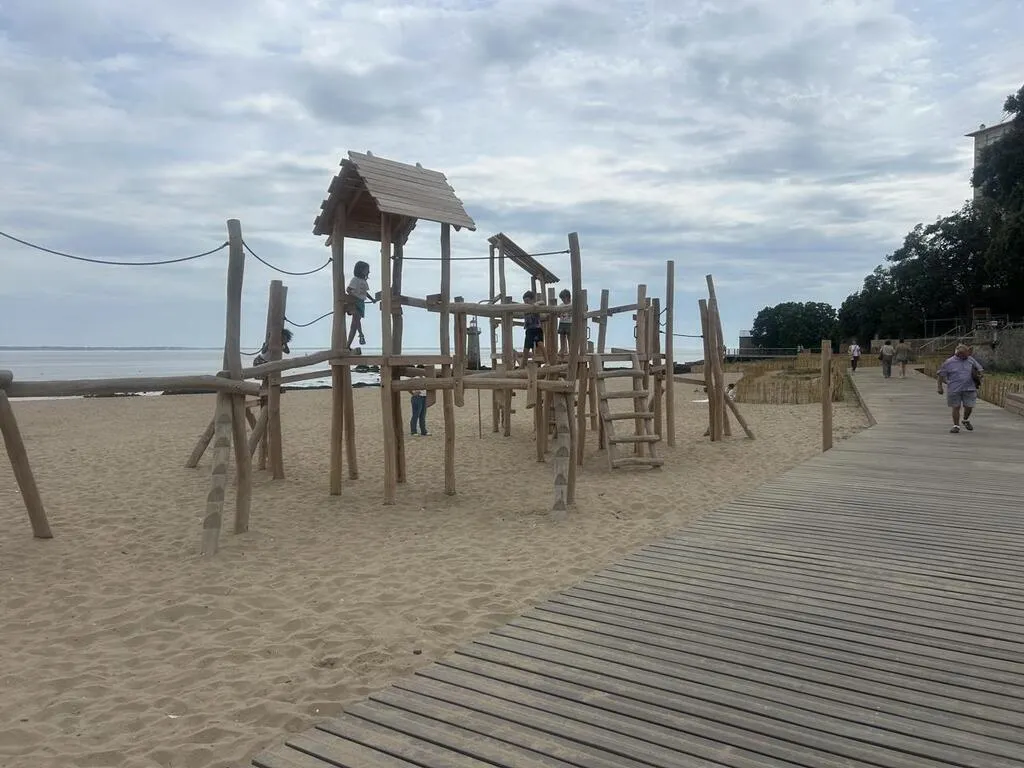 Les nouveaux jeux sur la plage de Saint-Nazaire, « c’est formidable ...