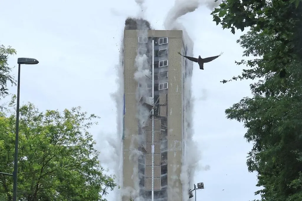 EN IMAGES. 28 étages réduits en fumée en quelques secondes : la tour ...