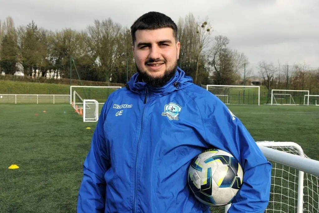Passionné de foot, il va suivre une formation pour devenir salarié au ...
