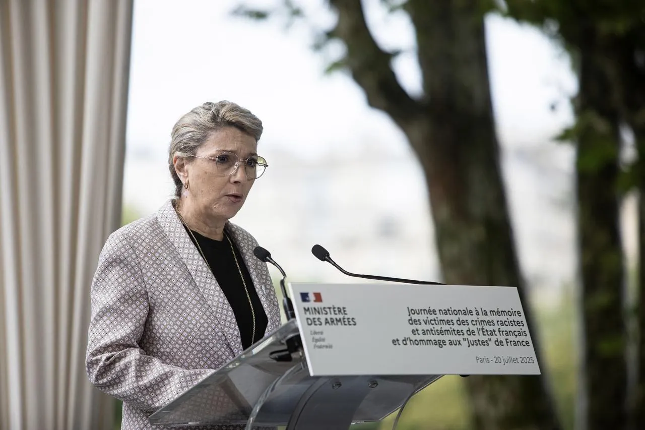 Un homme allume sa cigarette avec la flamme du Soldat inconnu, une ...