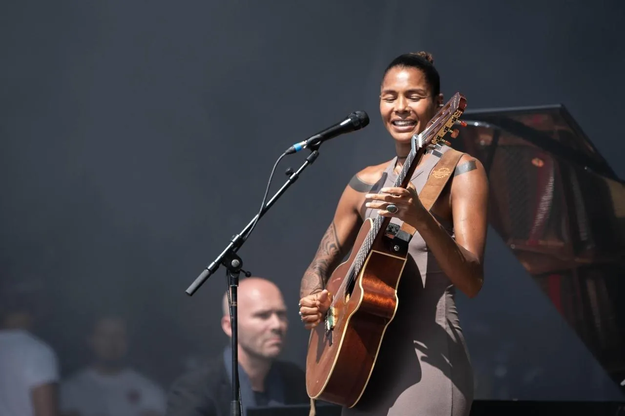 REPORTAGE. « J’écris tous les jours » : la chanteuse Ayo est lumineuse ...